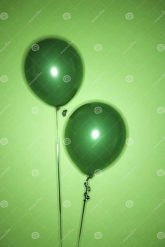 Dois balões verdes. foto de stock. Imagem de vertical - 2037142
