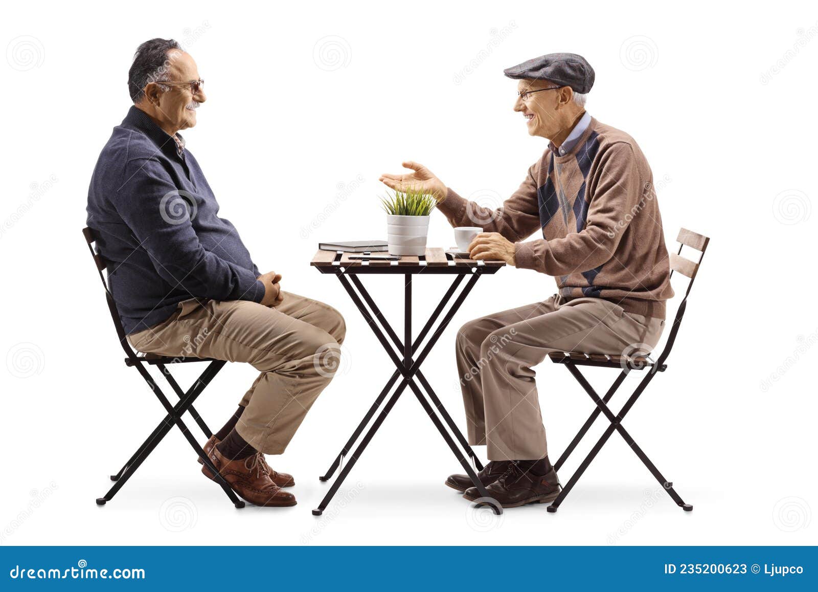 Dois Idosos Sentados Em Uma Mesa De Café E Conversando Imagem de Stock ... Dois Idosos Sentados Em Uma Mesa De Café E Conversando Imagem de Stock ...