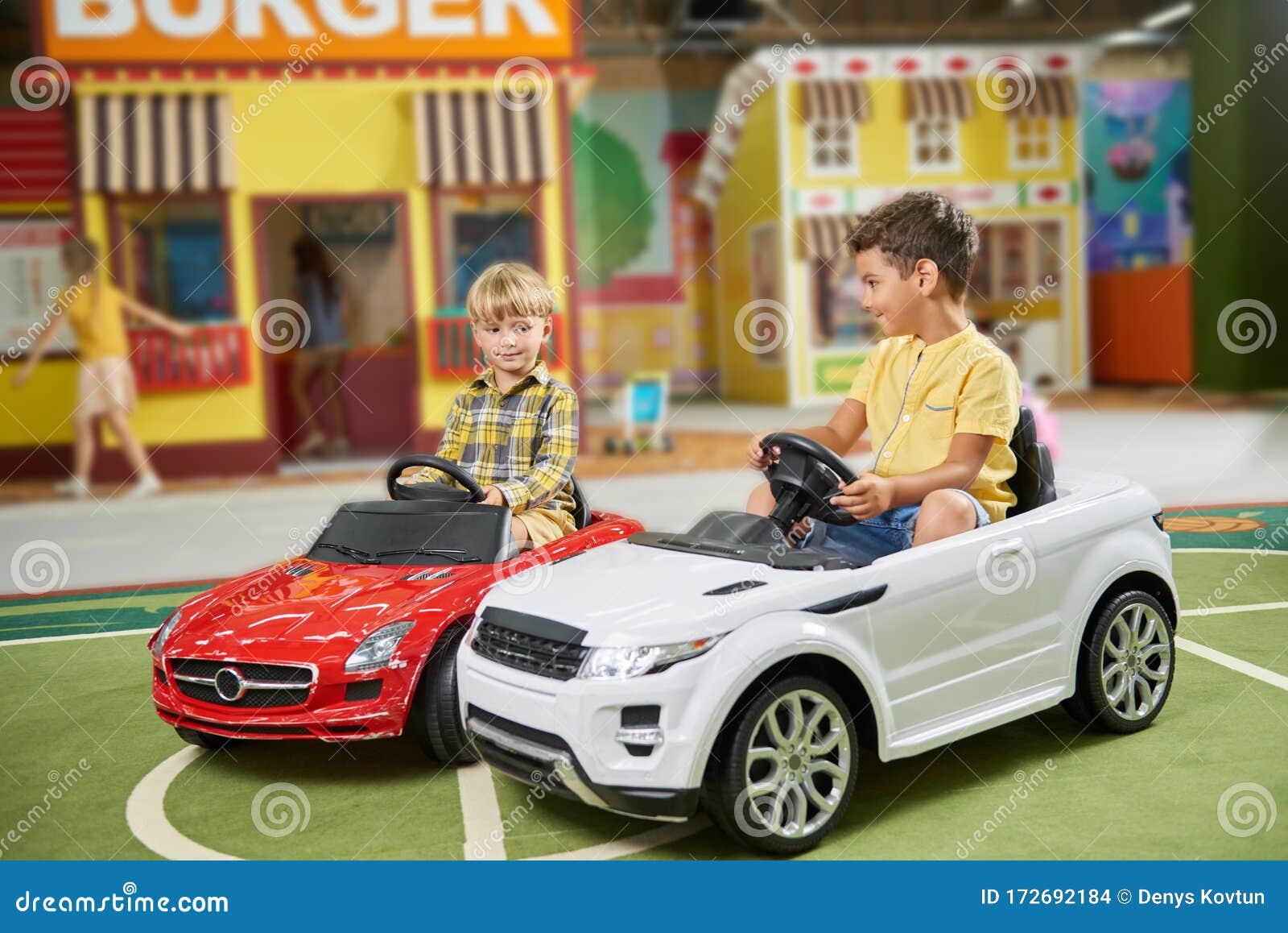Dois Meninos Pré Escolares Andam De Carro De Brinquedo No Playground