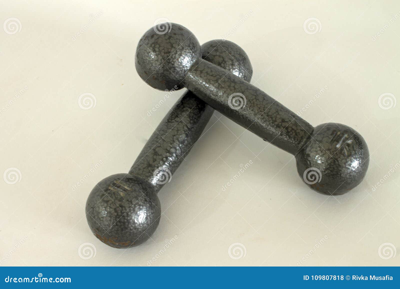Dois Pesos De Um Quilo Cada Para Treinar Foto de Stock - Imagem de ...