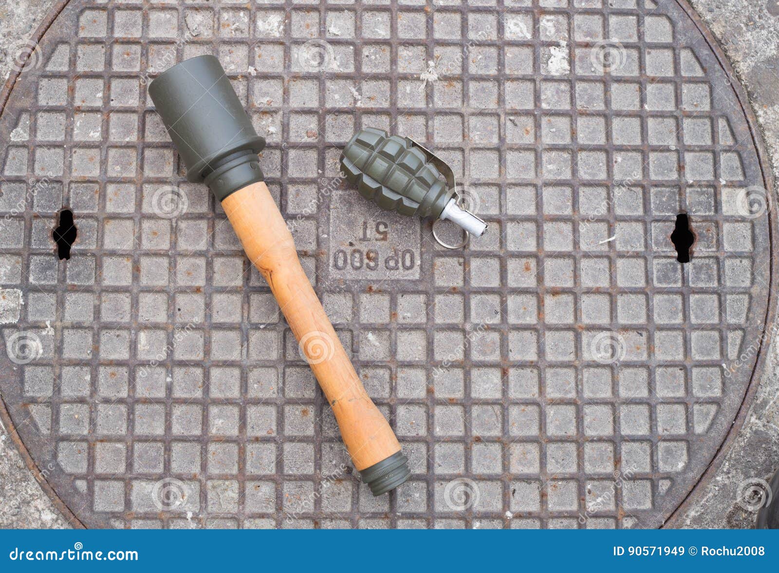 Dois Tipos Das Granadas Que Encontram-se Na Terra Imagem de Stock ...