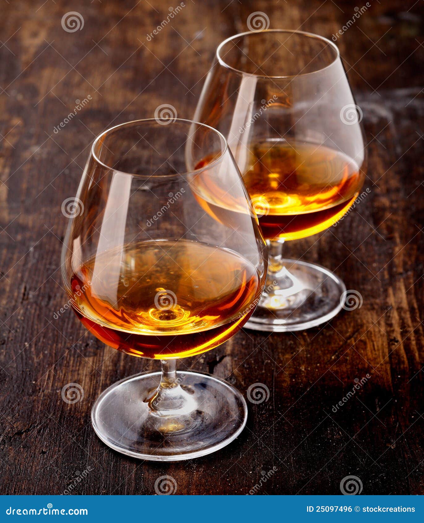 Dois vidros do conhaque foto de stock. Imagem de escuro - 25097496