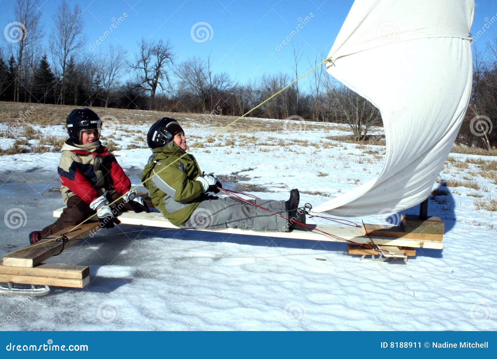 Dois Young Boys No Barco Do Gelo Com Velas Imagem de Stock - Imagem de ...