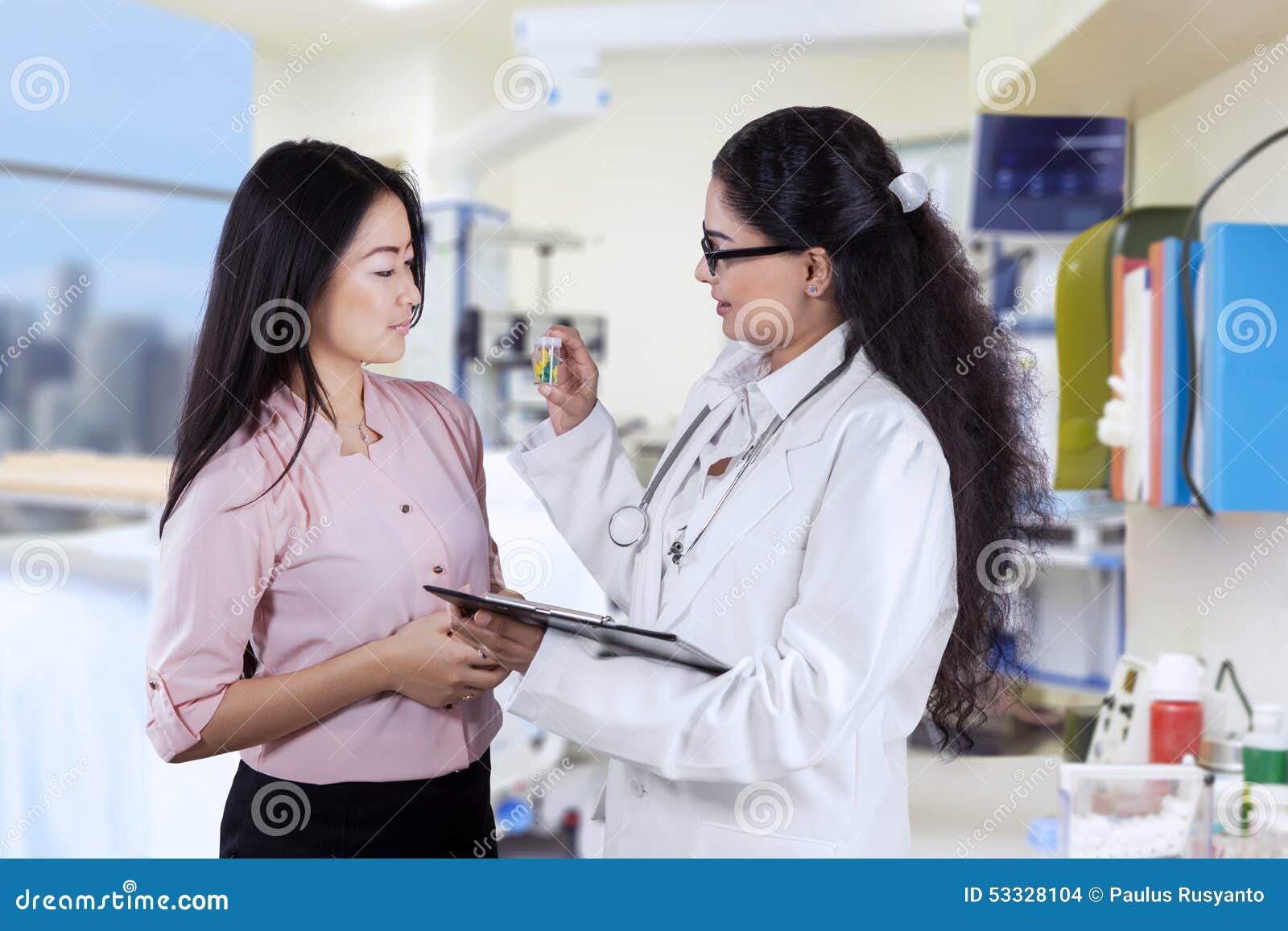 Doktor, Der Dem Patienten Drogen Gibt Stockfoto - Bild von gesund ...