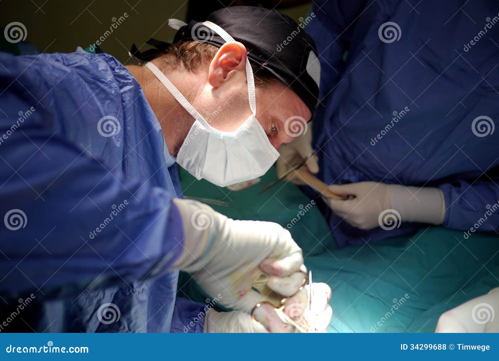 Doktor i operationssal arkivfoto. Bild av kirurgi, doktor - 34299688