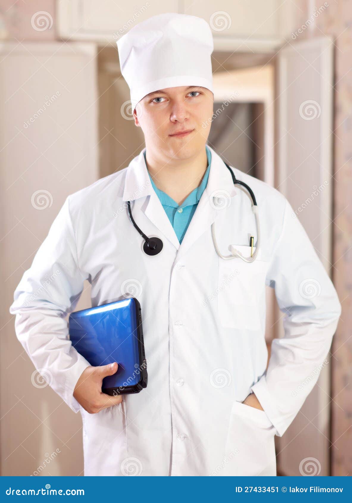 Doktor Im Krankenhausinnenraum Stockbild - Bild von gesicht, doktor ...