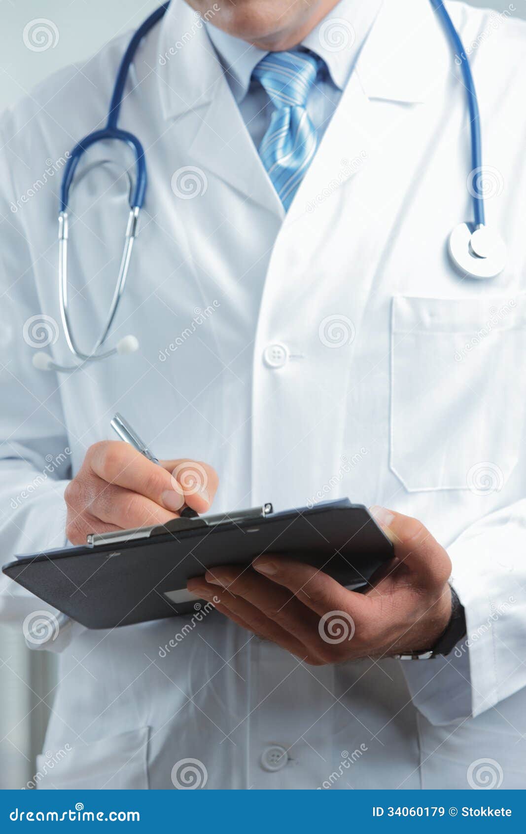 Doktor med skrivplattan fotografering för bildbyråer. Bild av jobb ...