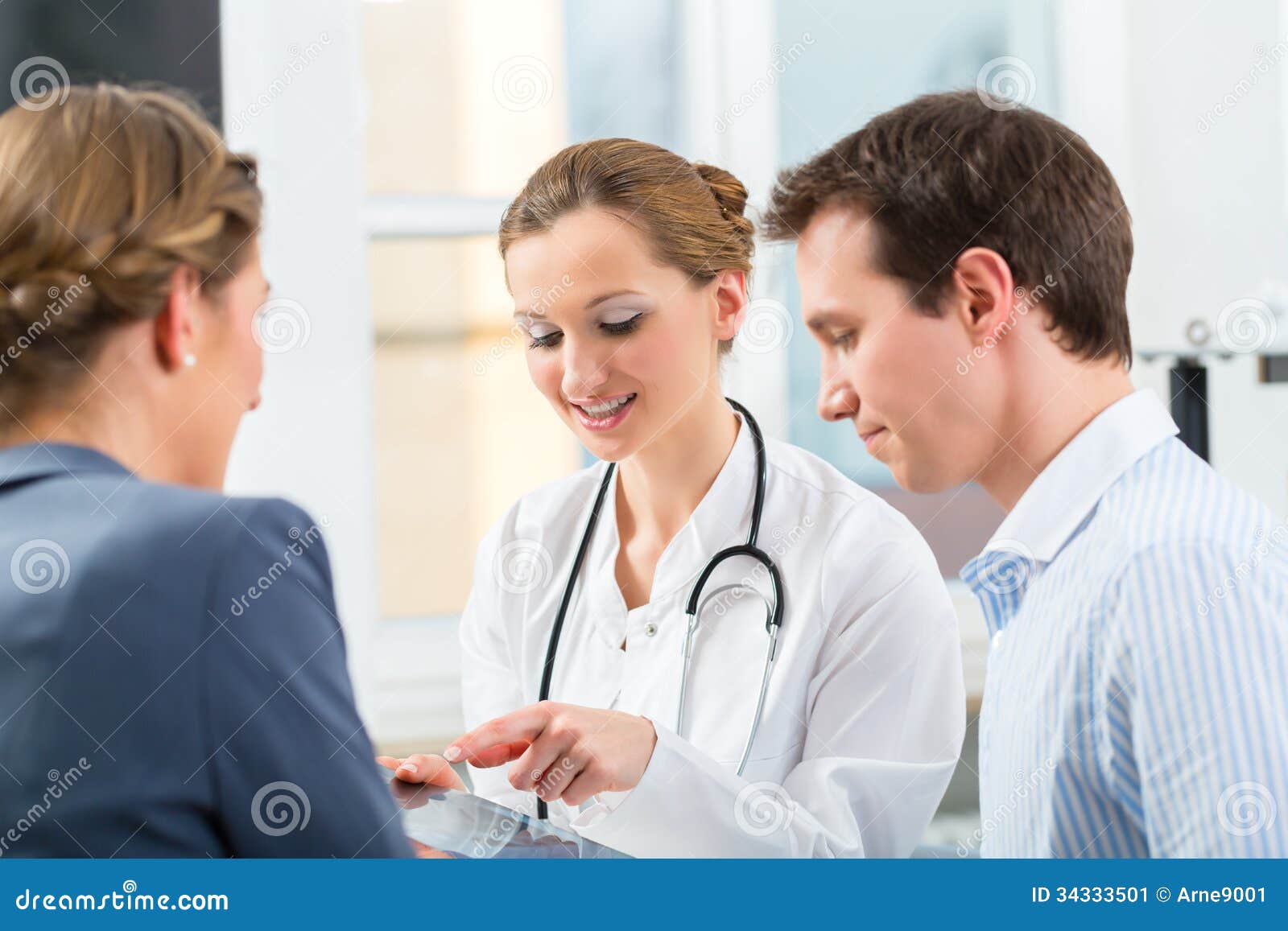Doktor Mit Patienten in Einer Beratung in Der Klinik Stockbild - Bild ...