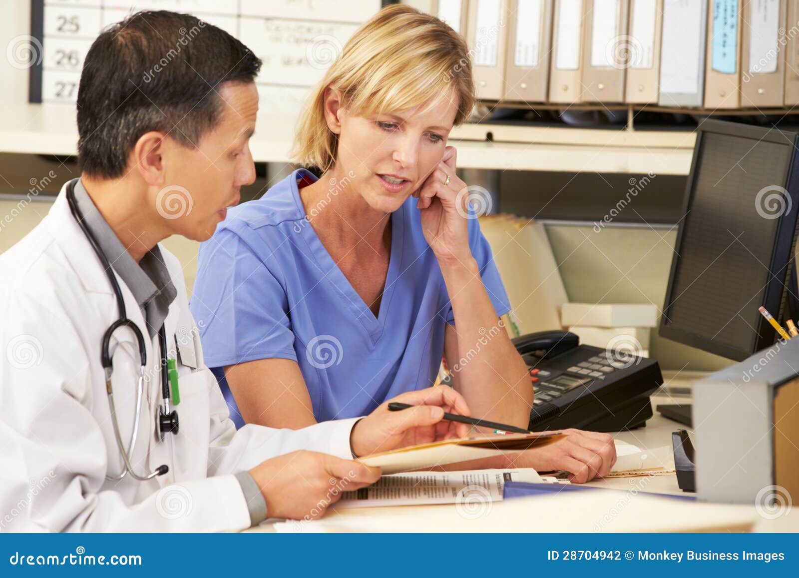 Doktor with Nurse Working at Wartet Station Stockfoto - Bild von ...