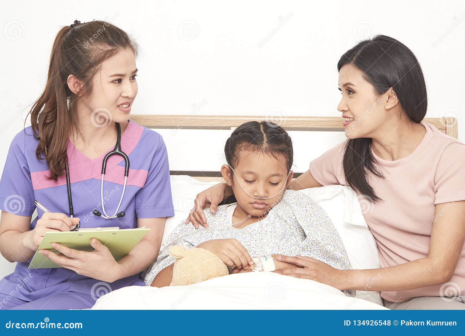 Doktor Och Barn Med Modern I Sjukhus Arkivfoto - Bild av moder ...