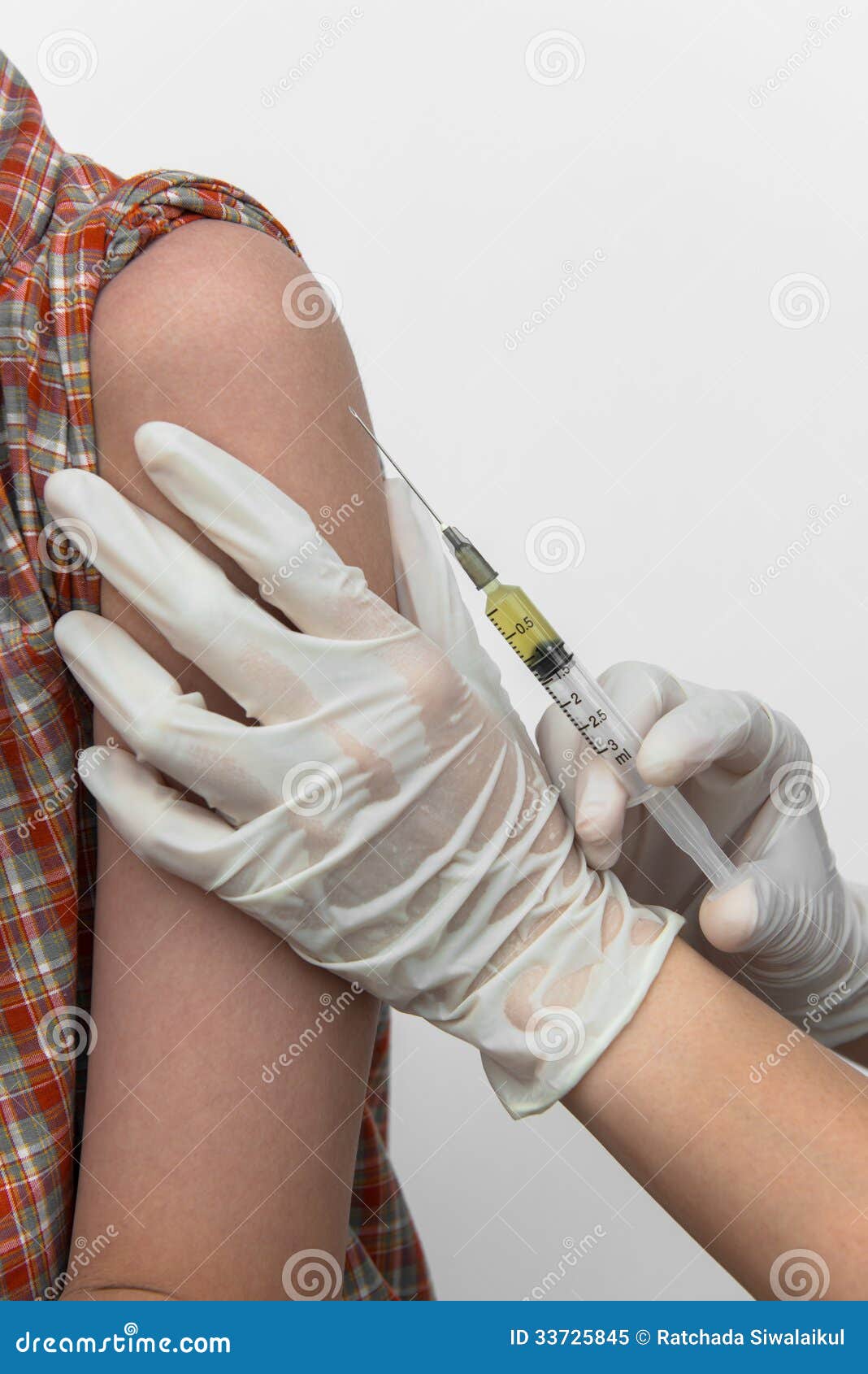 Doktor Setzt Eine Spritze in Arm Ein Stockbild - Bild von masern ...