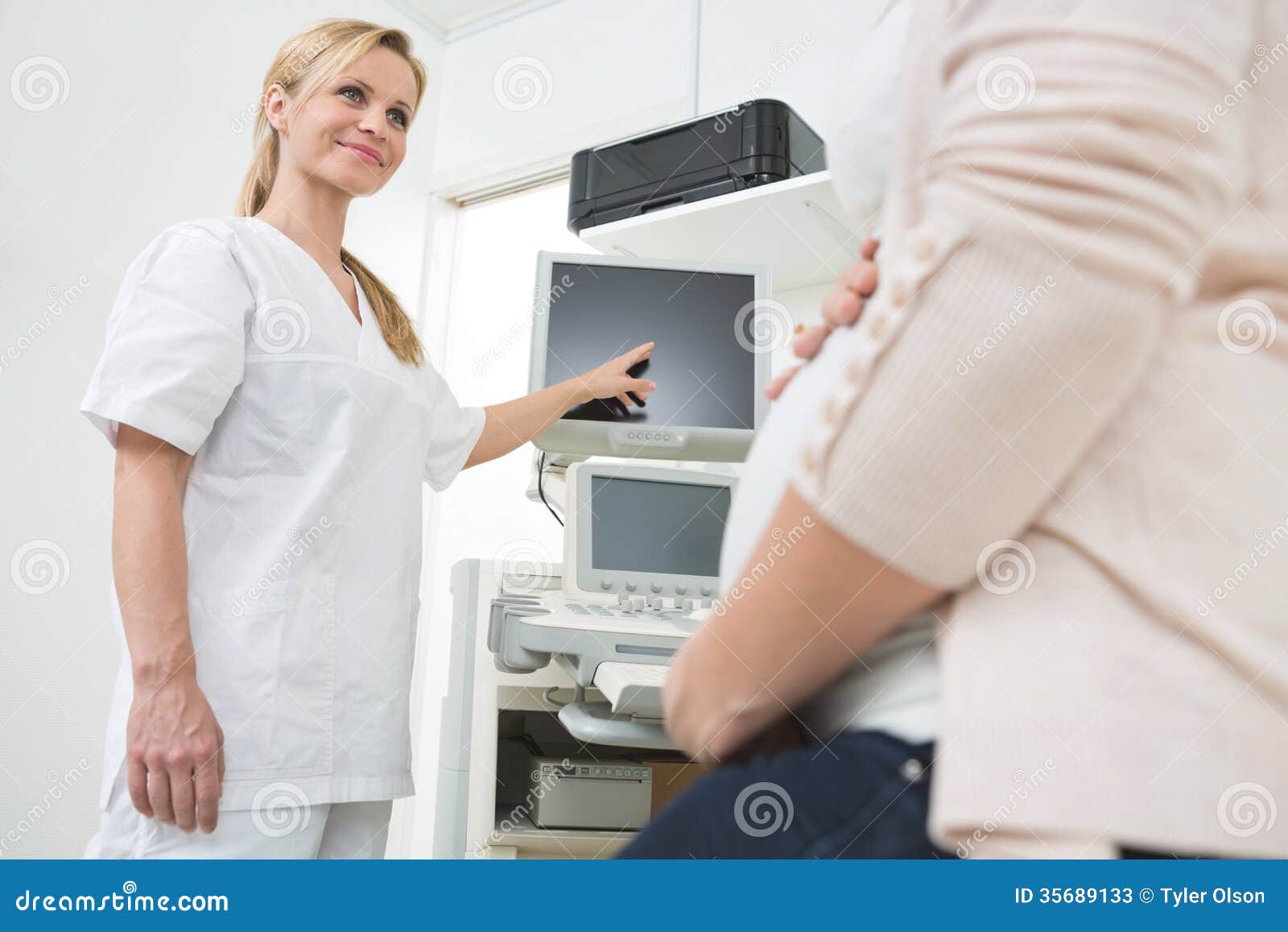 Doktor Showing Ultrasound Scan Till Gravida Kvinnan Fotografering för ... Doktor Showing Ultrasound Scan Till Gravida Kvinnan Fotografering för ...