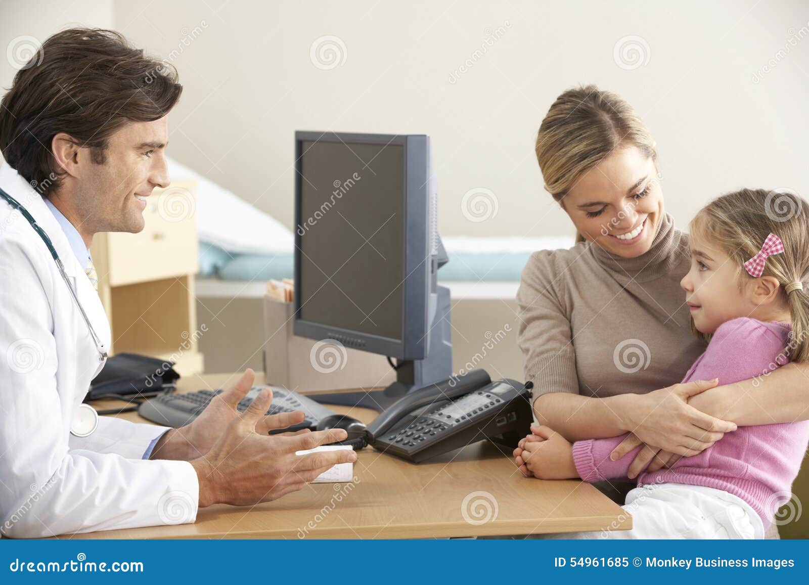 Doktor Som Talar Till Modern Och Barnet Fotografering för Bildbyråer ...