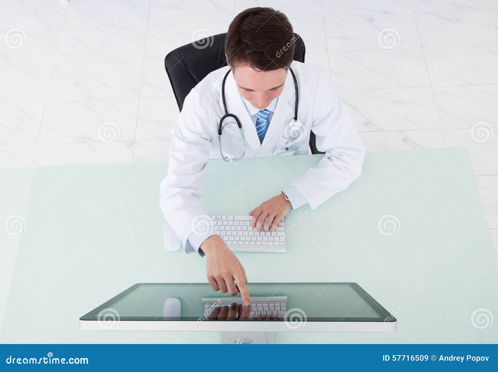 Doktor Working on Computer am Schreibtisch Im Krankenhaus Stockbild ...