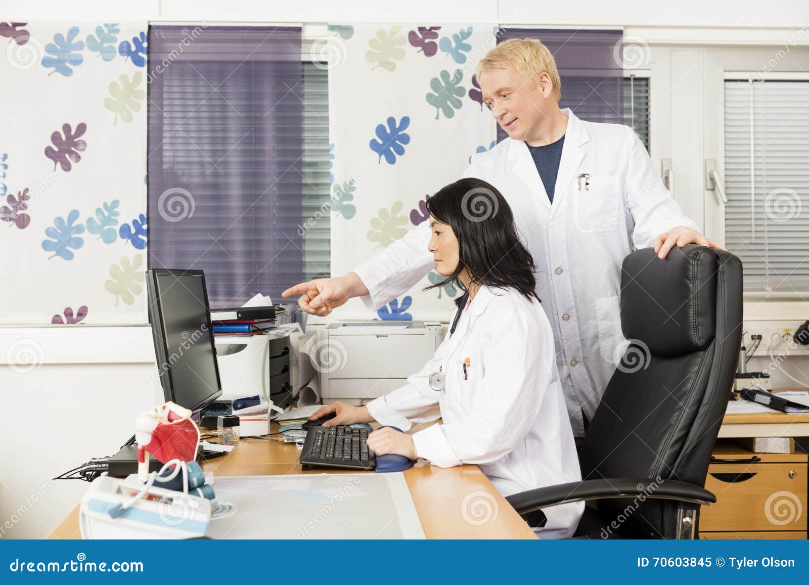 Doktoren Using Computer at Desk in Der Klinik Stockbild - Bild von ...