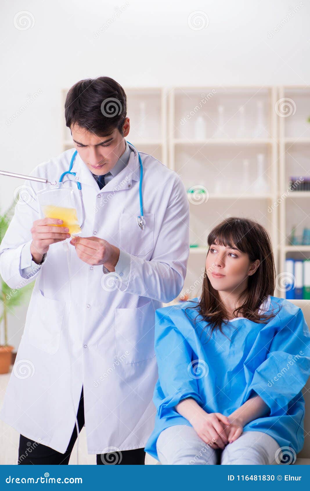 Doktorn Som Diskuterar Blodtransfusion Med Patienten Arkivfoto - Bild ...