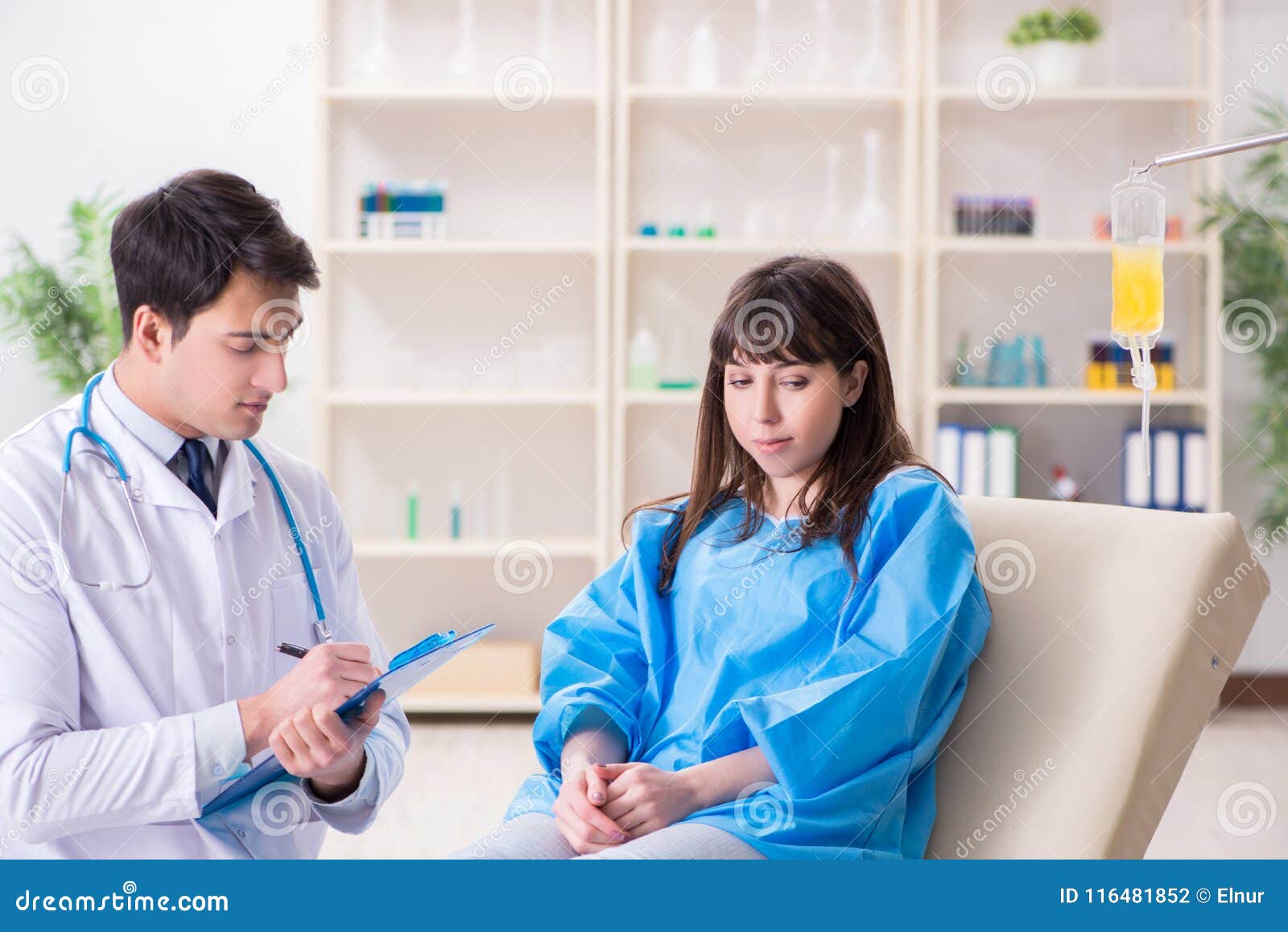 Doktorn Som Diskuterar Blodtransfusion Med Patienten Arkivfoto - Bild ...