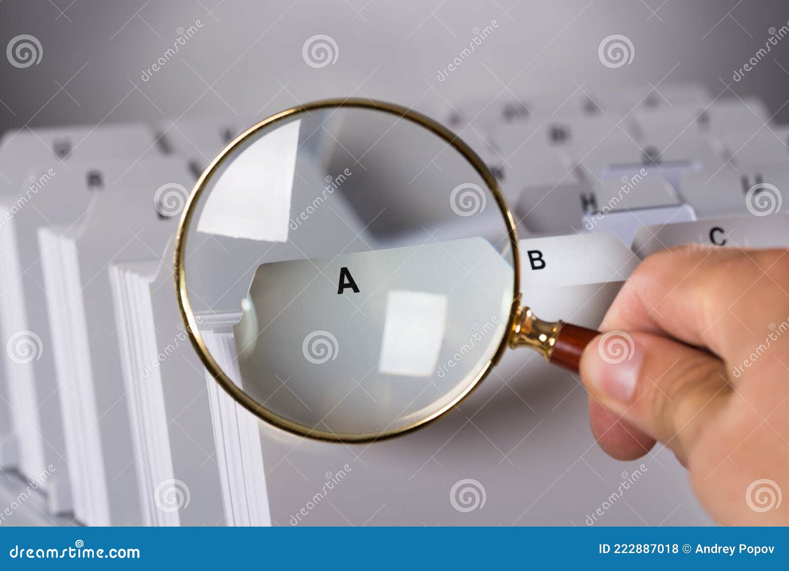 Dokumente Mit Lupe Untersuchen Stockfoto - Bild von begrifflich ...