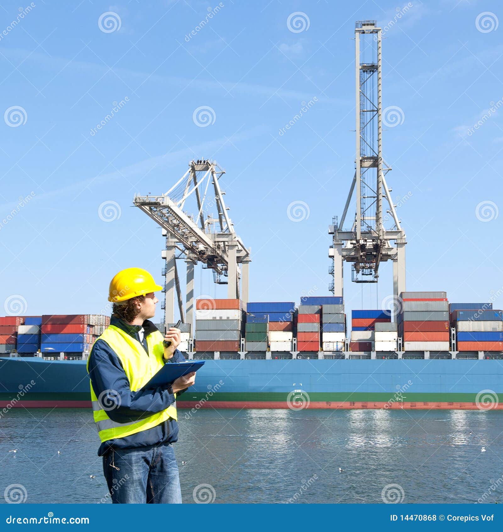 Dokwerker stock foto. Image of rood, containers, schip - 14470868