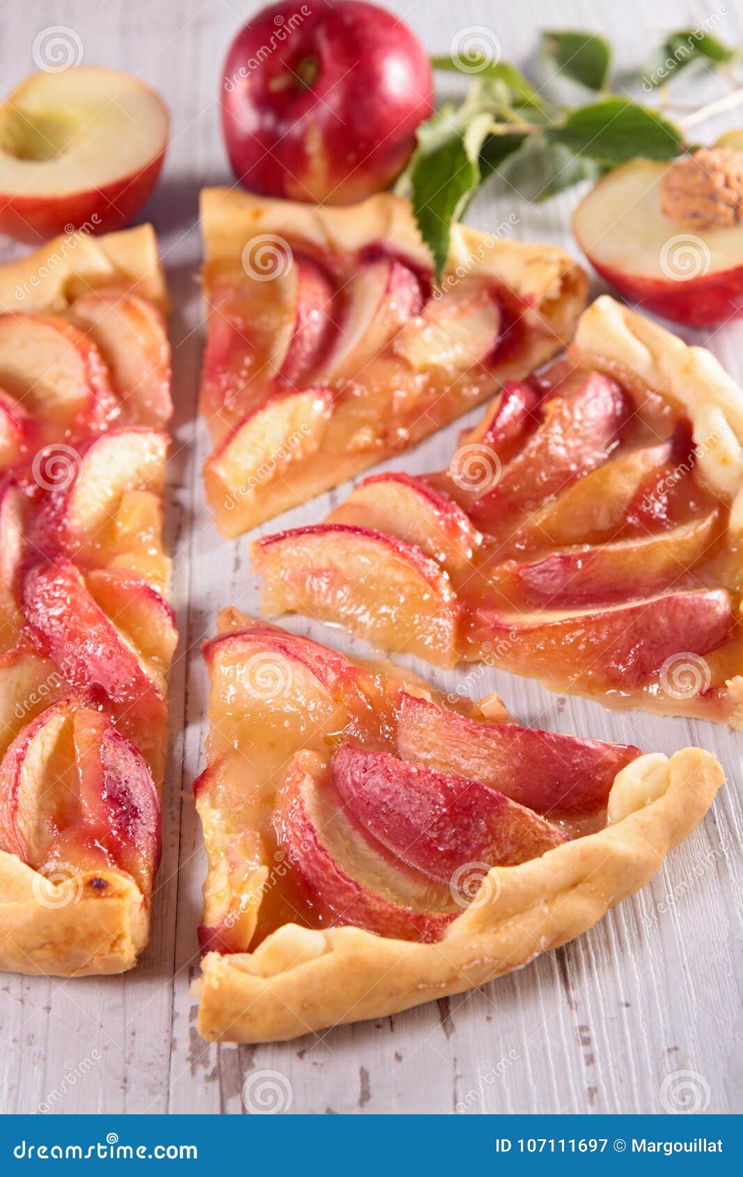 Dolce della pesca immagine stock. Immagine di cucina - 107111697