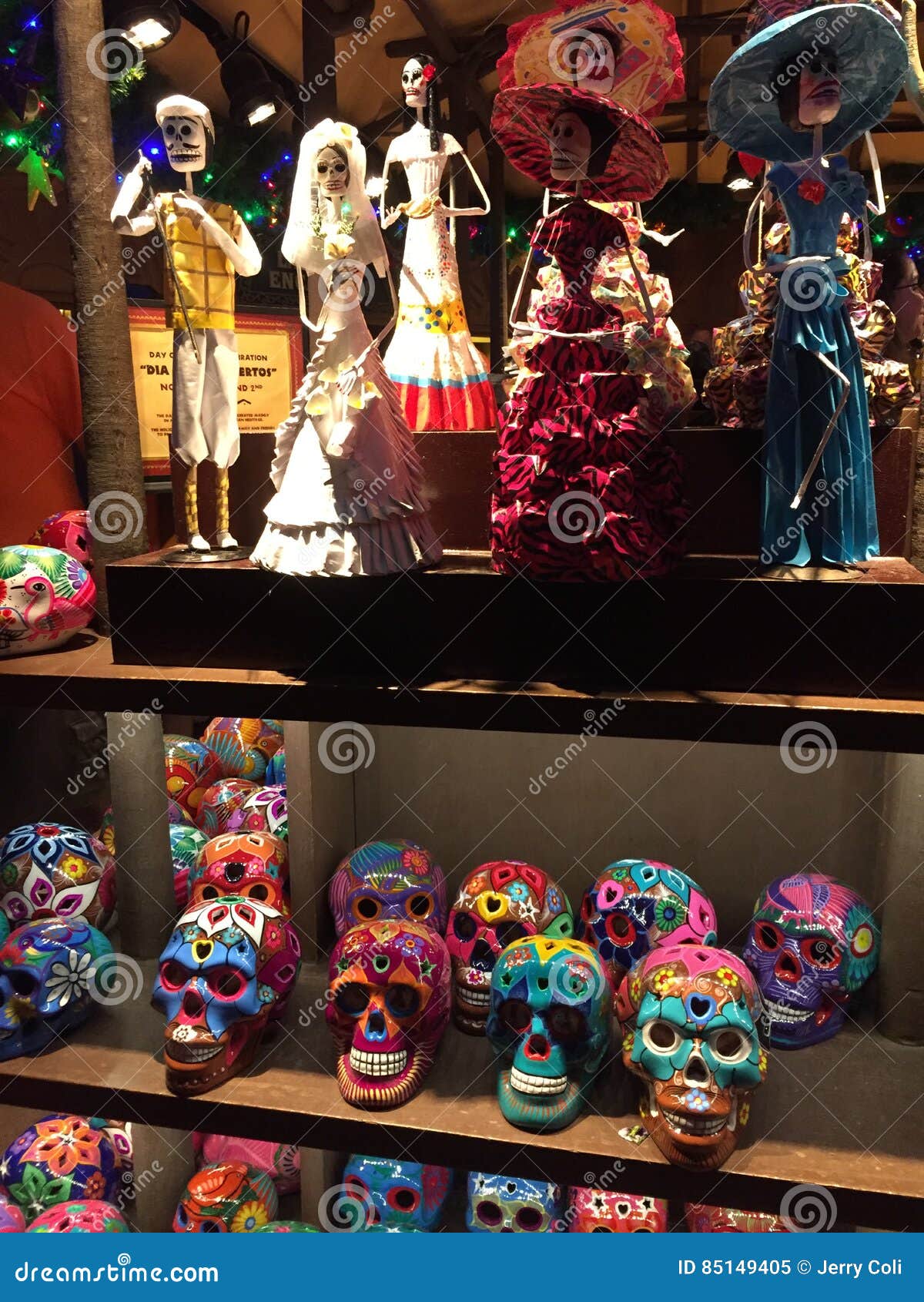 Doll En Geschilderde Schedels Redactionele Afbeelding - Image of poppen ...