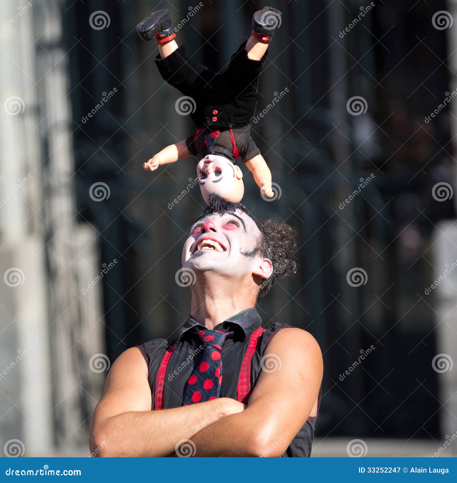 Doll Op Het Hoofd Van Een Clown. Redactionele Fotografie - Image of ...