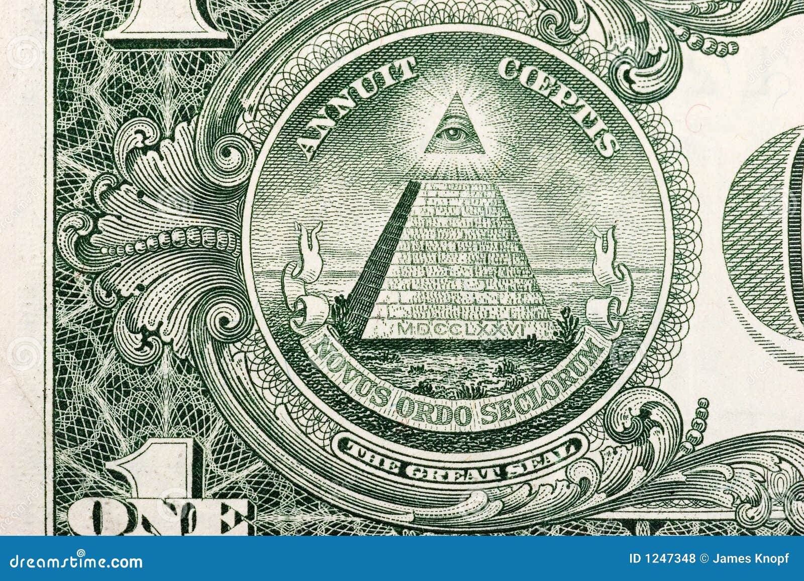 Dollarschein-Pyramide stockfoto. Bild von einsparung, rosicrucian - 1247348