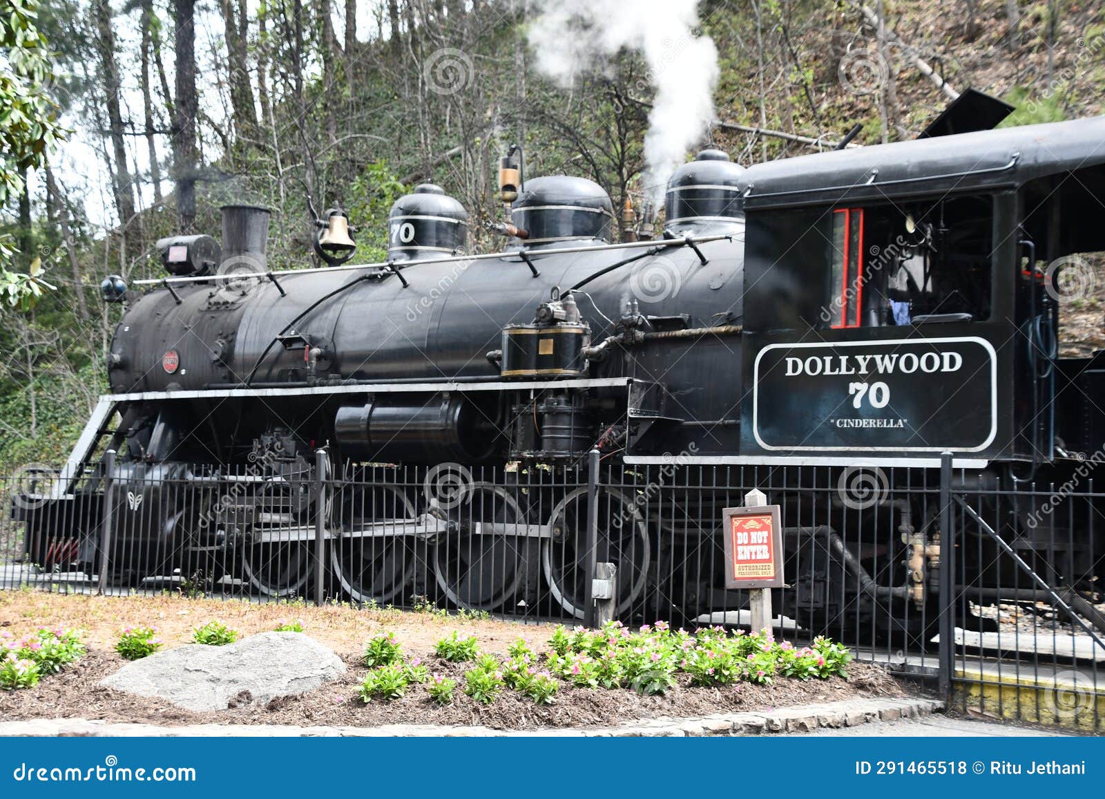 Dollywood Express Train at Dollywood Theme Park in Sevierville ...