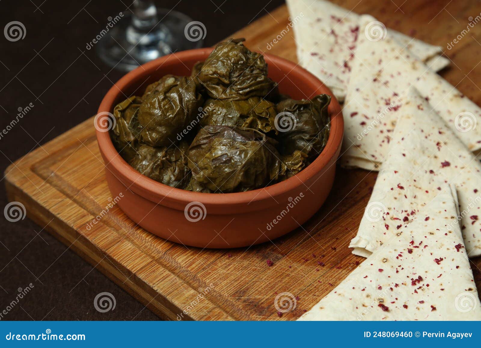 Dolma Turco Tradicional Con Yogur Foto de archivo - Imagen de oriental ...