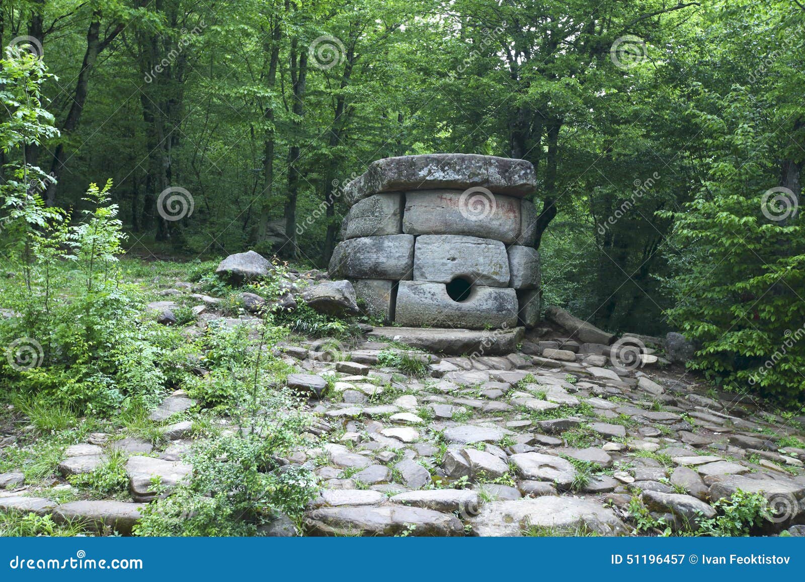 Dolmen image stock. Image du mégalithique, tombe, harmonie - 51196457