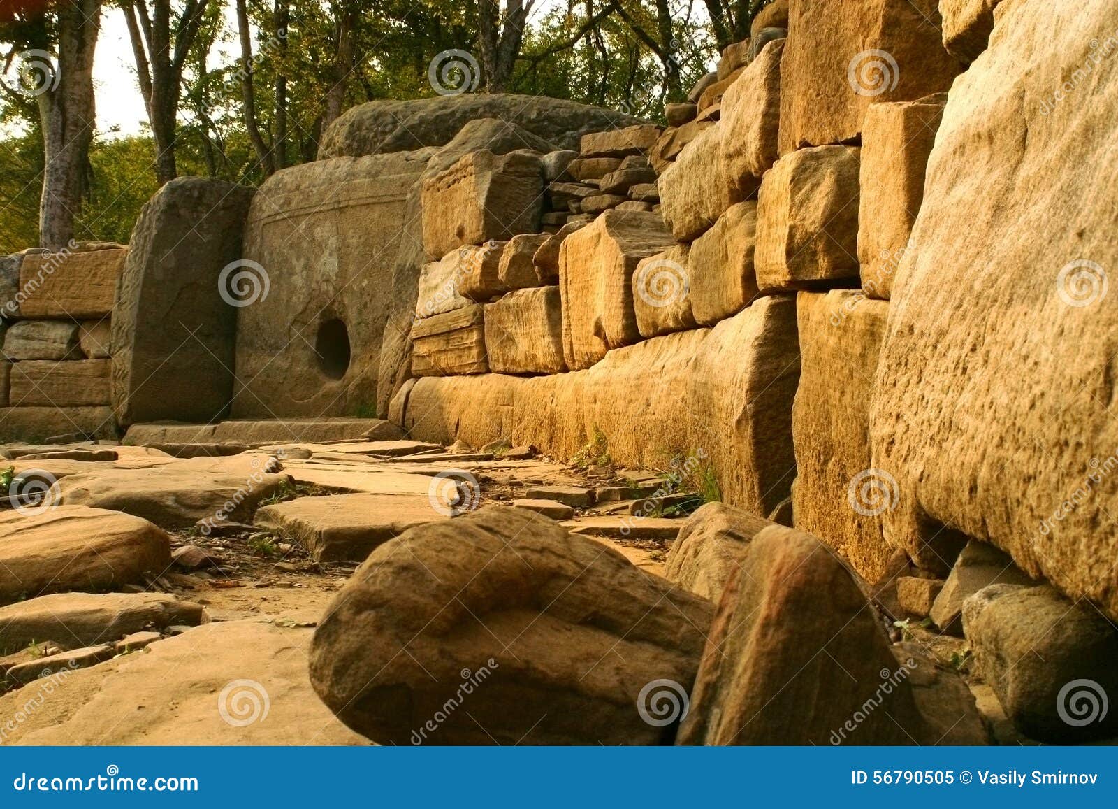 Dolmen стоковое изображение. изображение насчитывающей возраст - 56790505