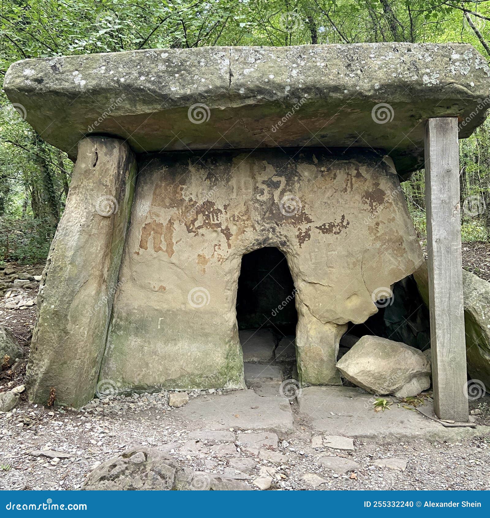 Dolmen Est Une Structure Ancienne Dans Les Montagnes Du Caucase Photo ...