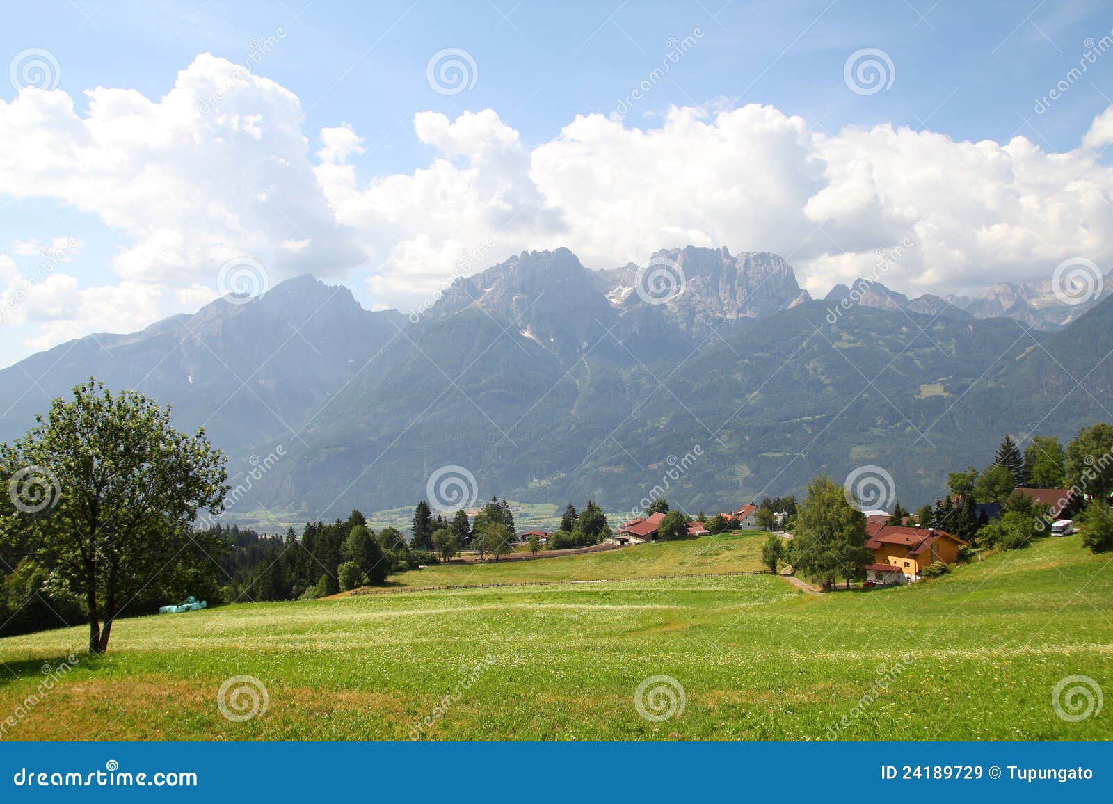 Dolomites autrichiennes image stock. Image du vallée - 24189729