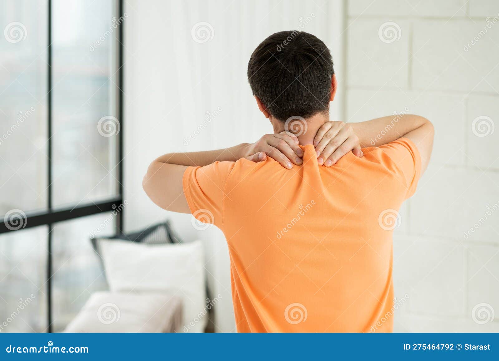 Dolor De Cuello Hombre Con Dolor En Casa Foto De Archivo Imagen De Casero Doloroso 275464792