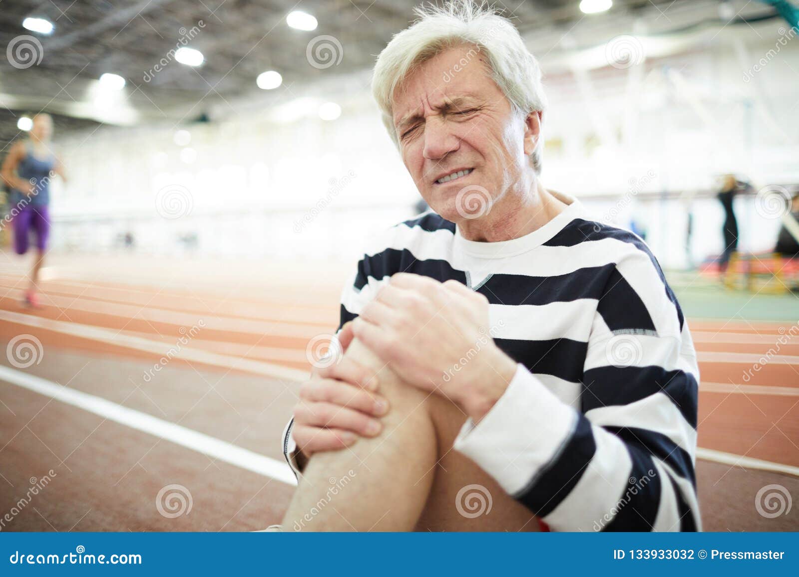 Dolor en rodilla foto de archivo. Imagen de maduro, deportivo - 133933032