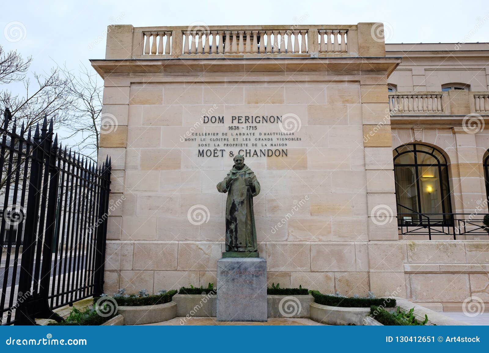 Dom Perignon-standbeeld in Moet En Chandon in Epernay, Frankrijk ...