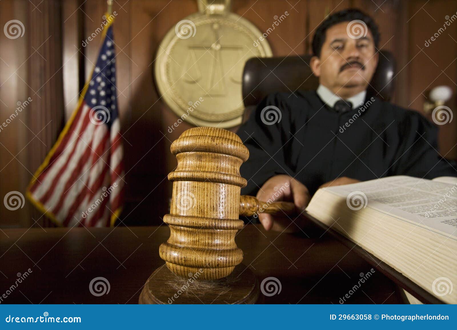 DomareUsing Gavel in Domstol Arkivfoto - Bild av lika, kunskap: 29663058