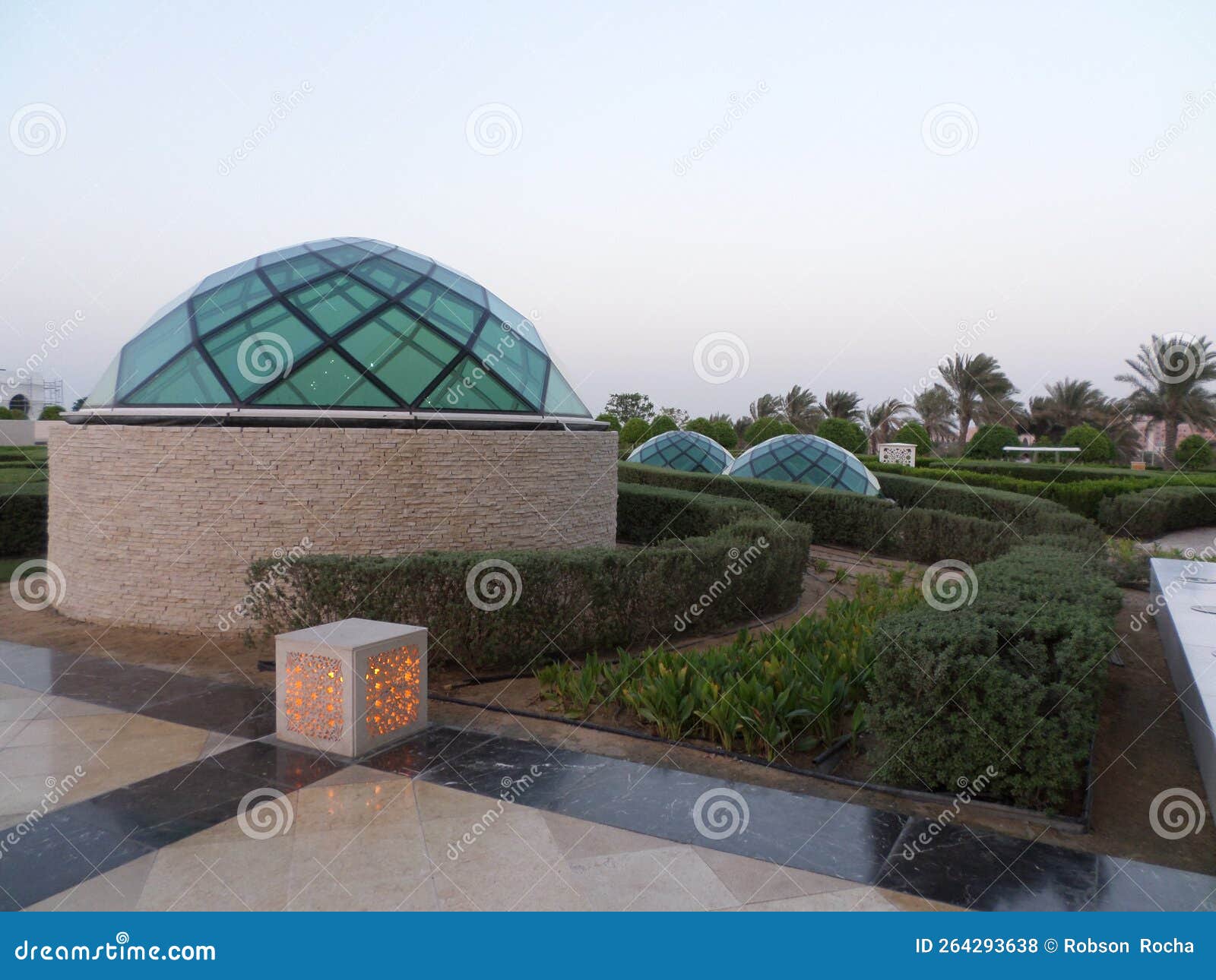 Domes in De Tuin Van De Grootste Moskee Ter Wereld. Stock Foto - Image ...
