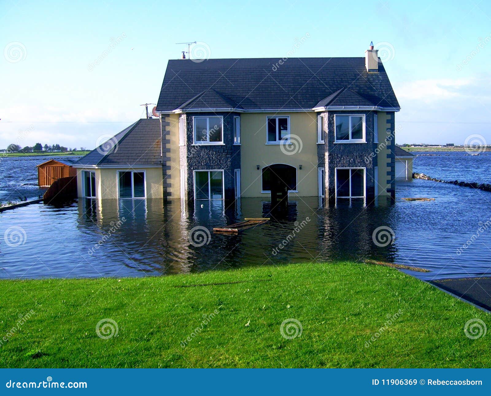 Domicilio Familiar Inundado Imagen de archivo - Imagen de flotante ...