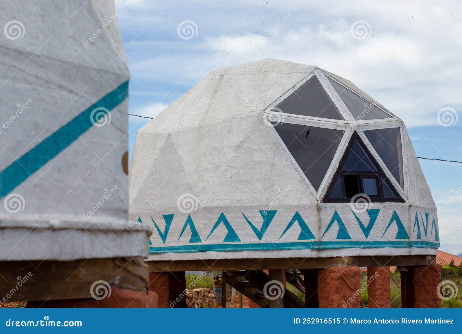 Domo dormido con ventanas imagen de archivo. Imagen de cama - 252916515