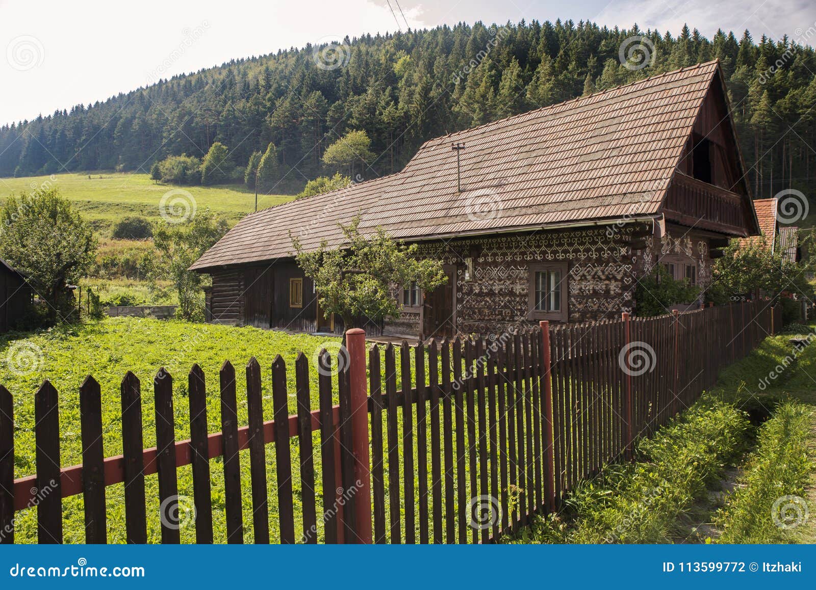 Domy W Wiosce Cicmany, Sistani - Zdjęcie Stock - Obraz złożonej z ...