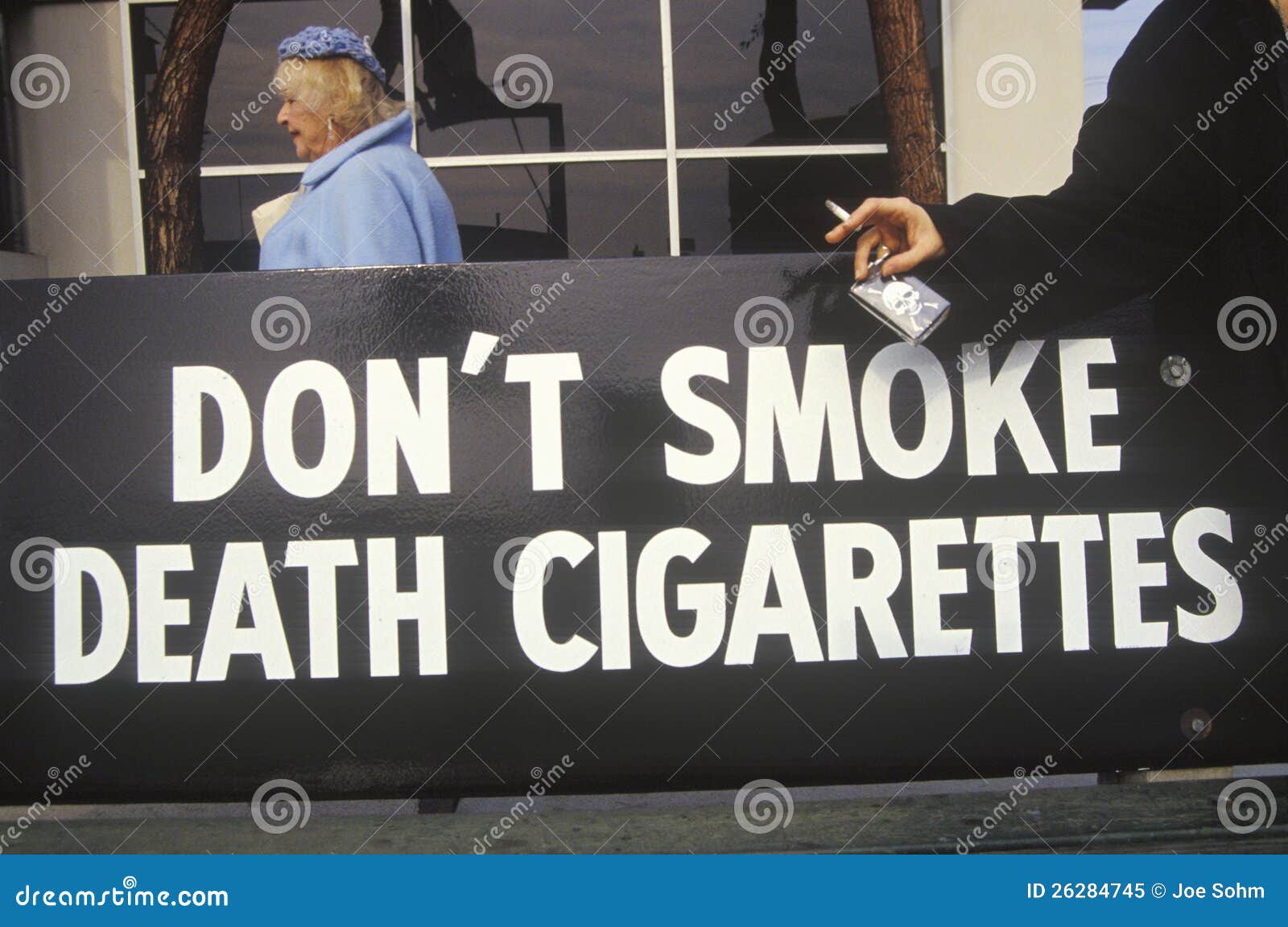 Don T Smoke Death Cigarettes Sign Editorial Image - Image of risk ...