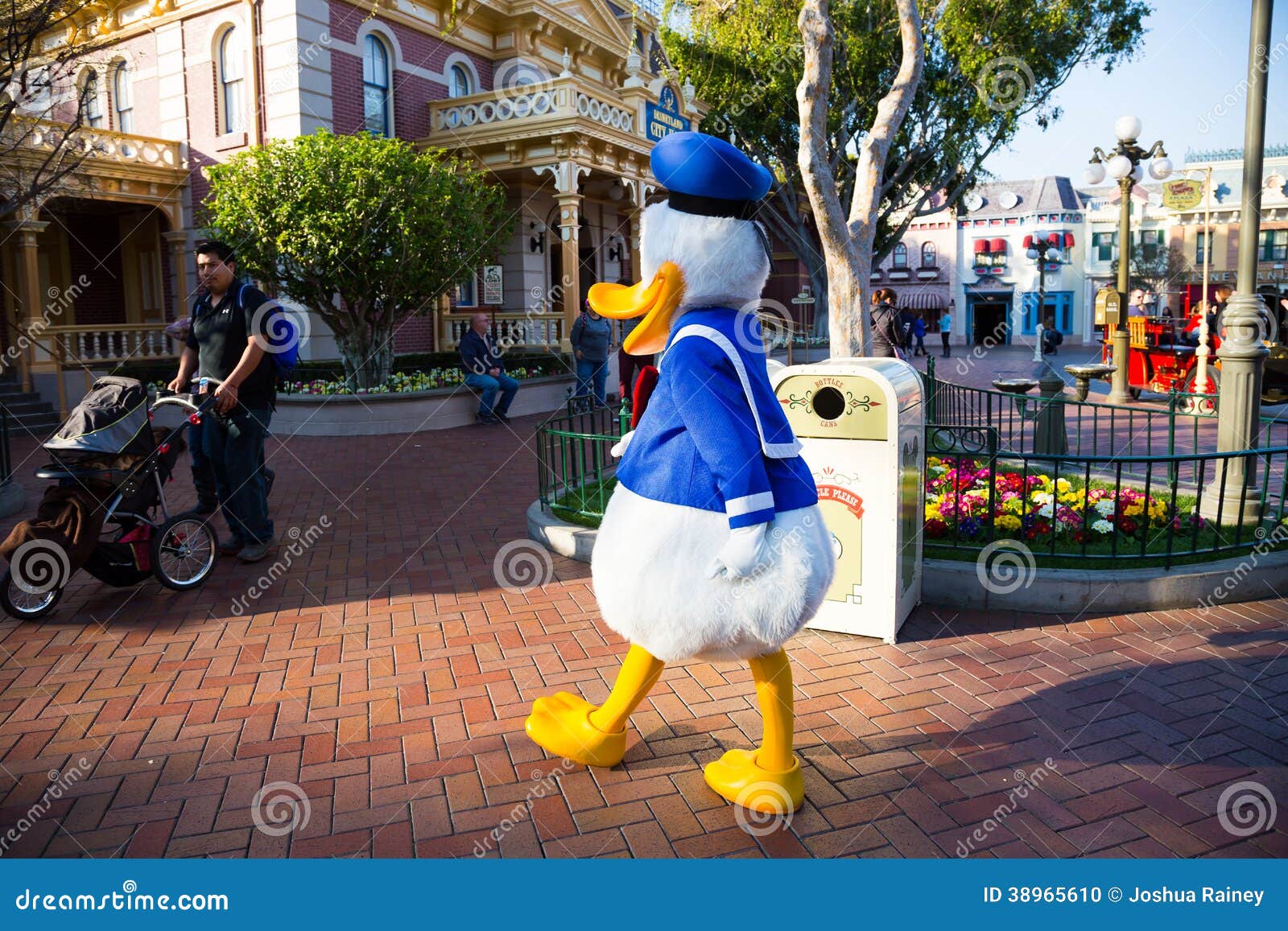 Donal Duck At Disneyland Editorial Image Image 38965610