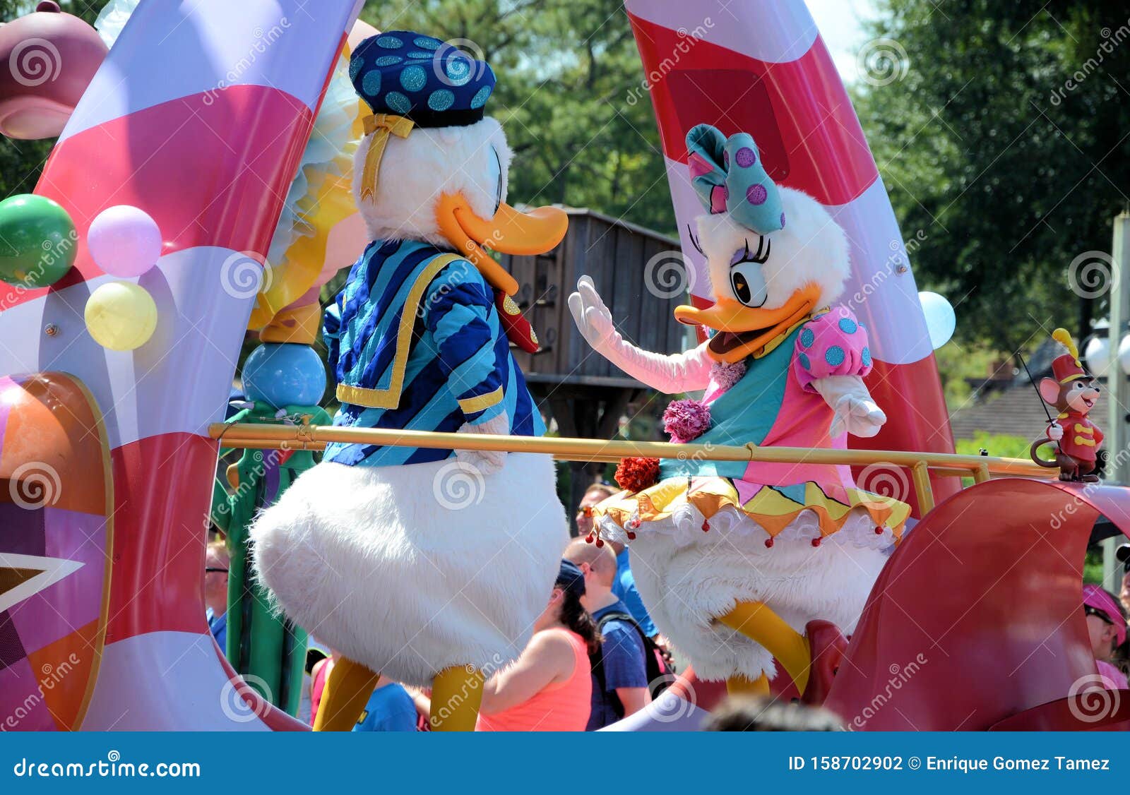 Donald Duck and Daisy editorial photography. Image of characters ...
