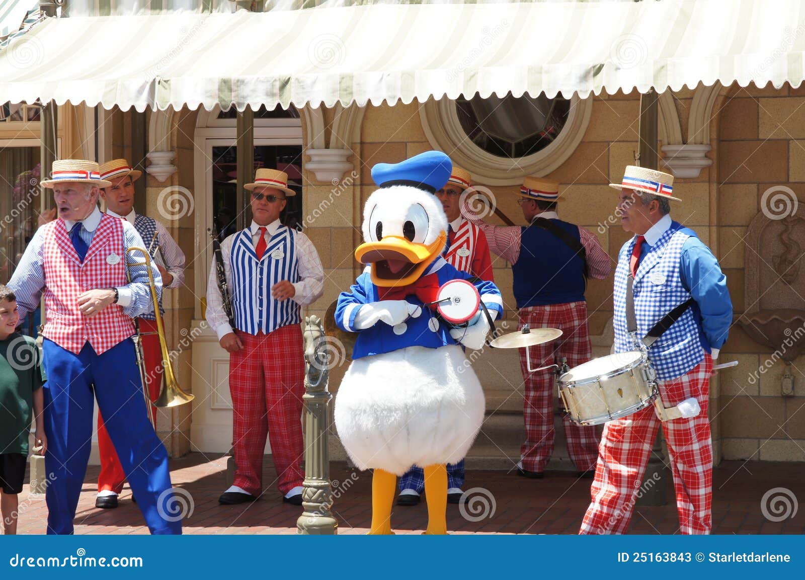 Donald Duck In Tokyo Disneyland Editorial Image | CartoonDealer.com ...