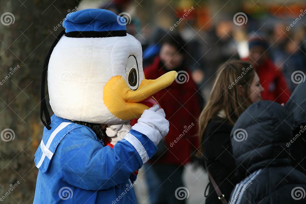 Donald Duck / Profile editorial stock image. Image of performing - 17111049