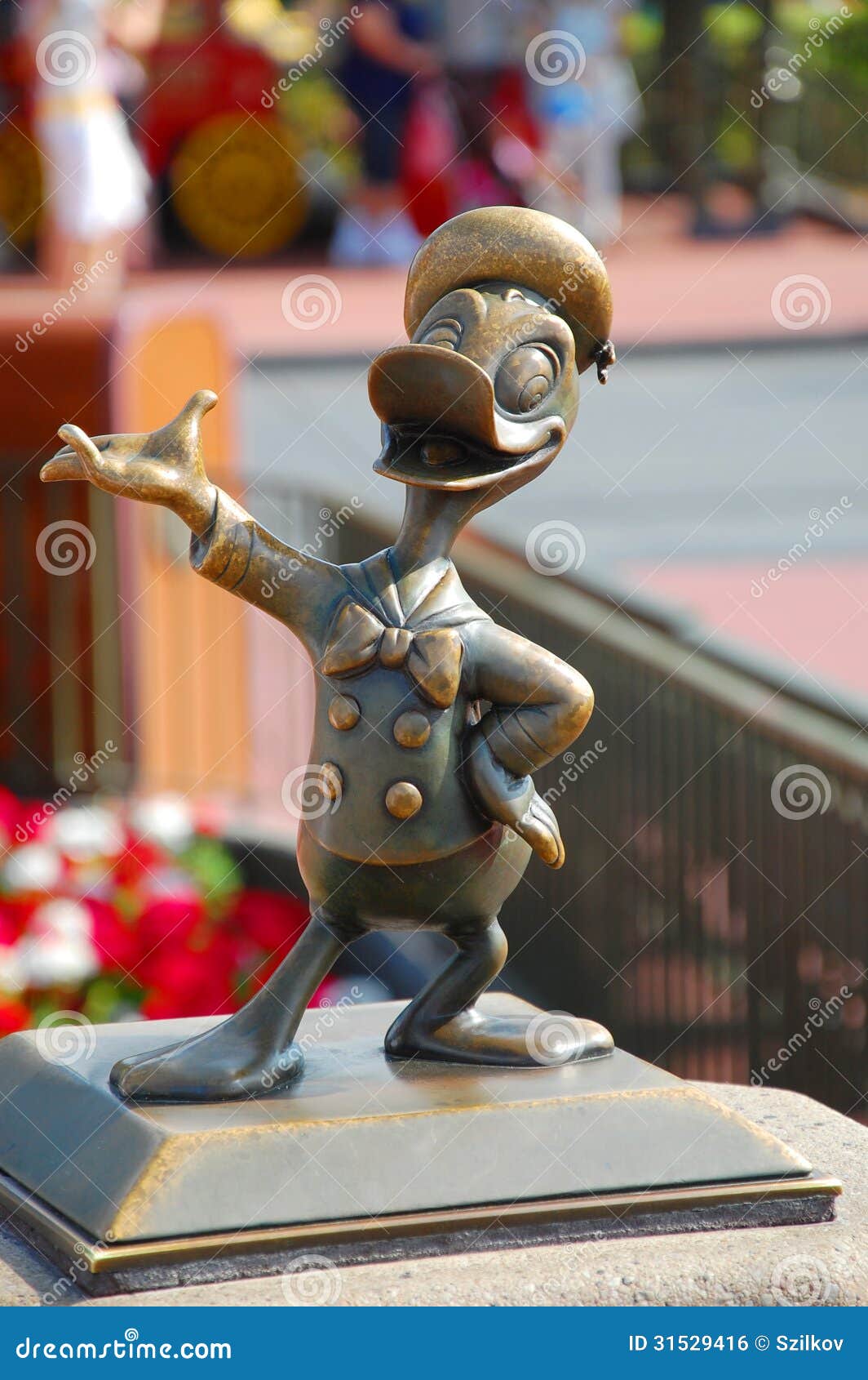 Donald Statue foto editorial. Imagen de mickey, saludo - 31529416