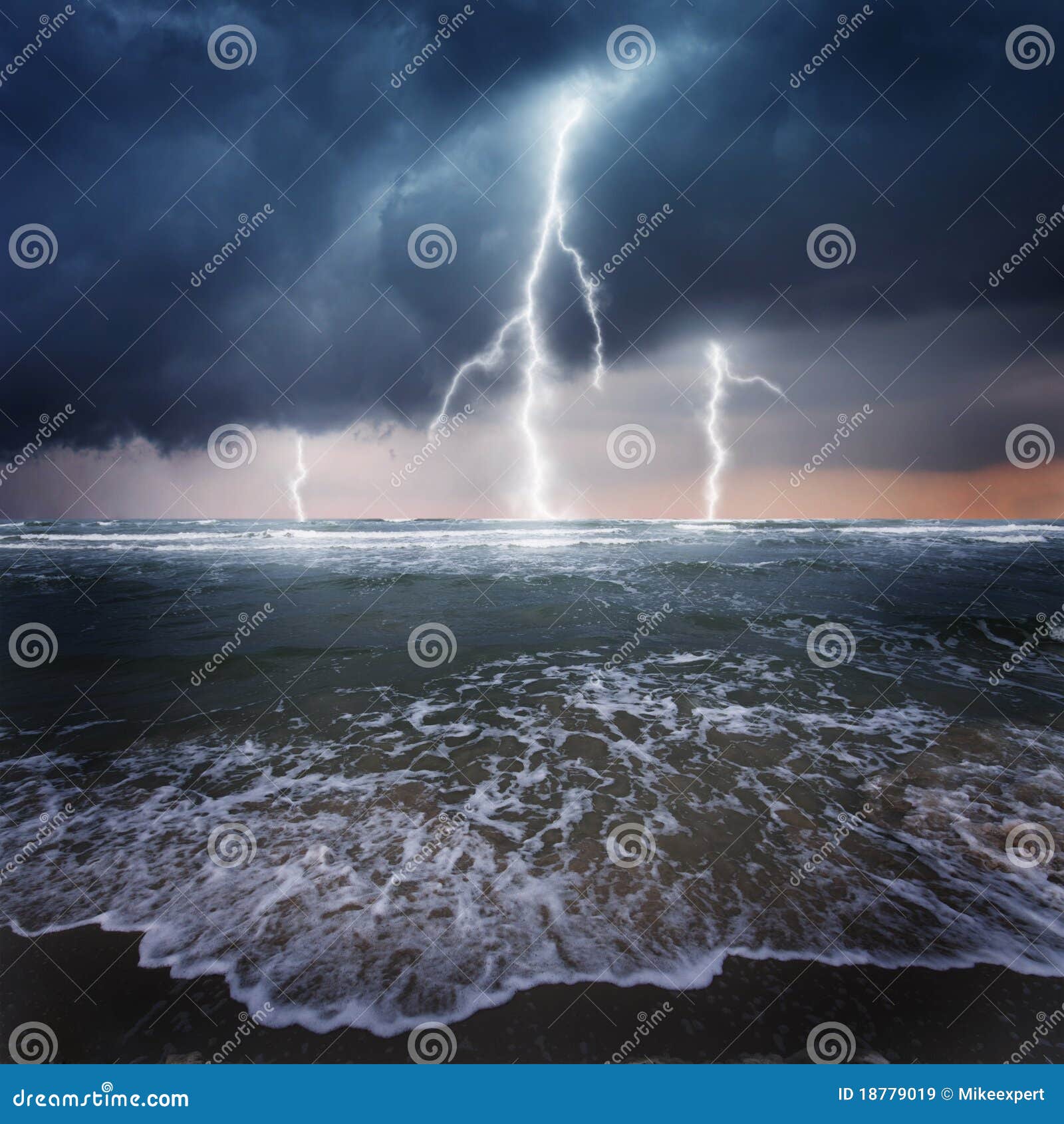 Donder op de oceaan stock afbeelding. Image of blauw - 18779019