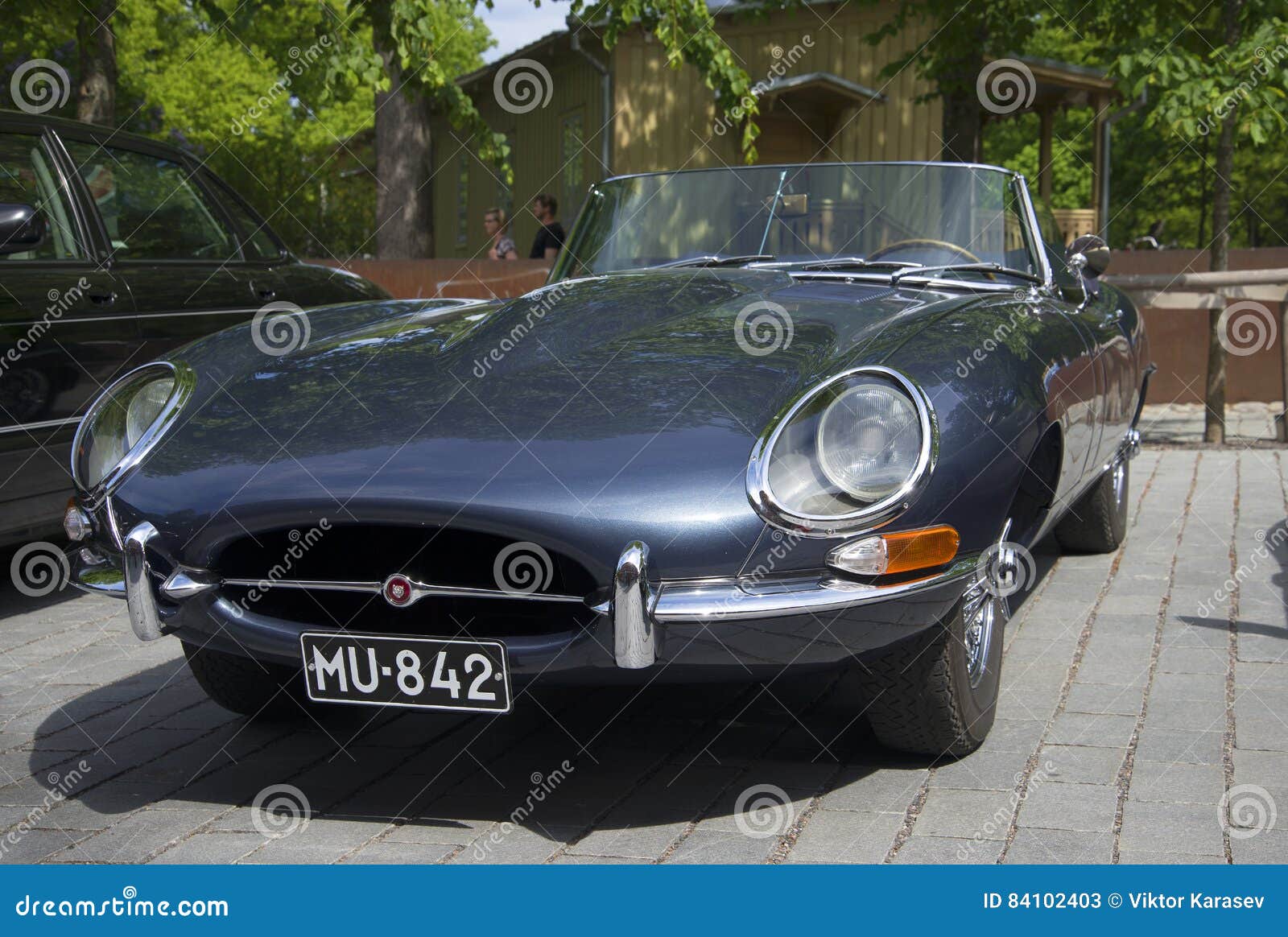 Donkerblauwe Jaguar-e-Type Dichte Omhooggaand in De Parade Van ...