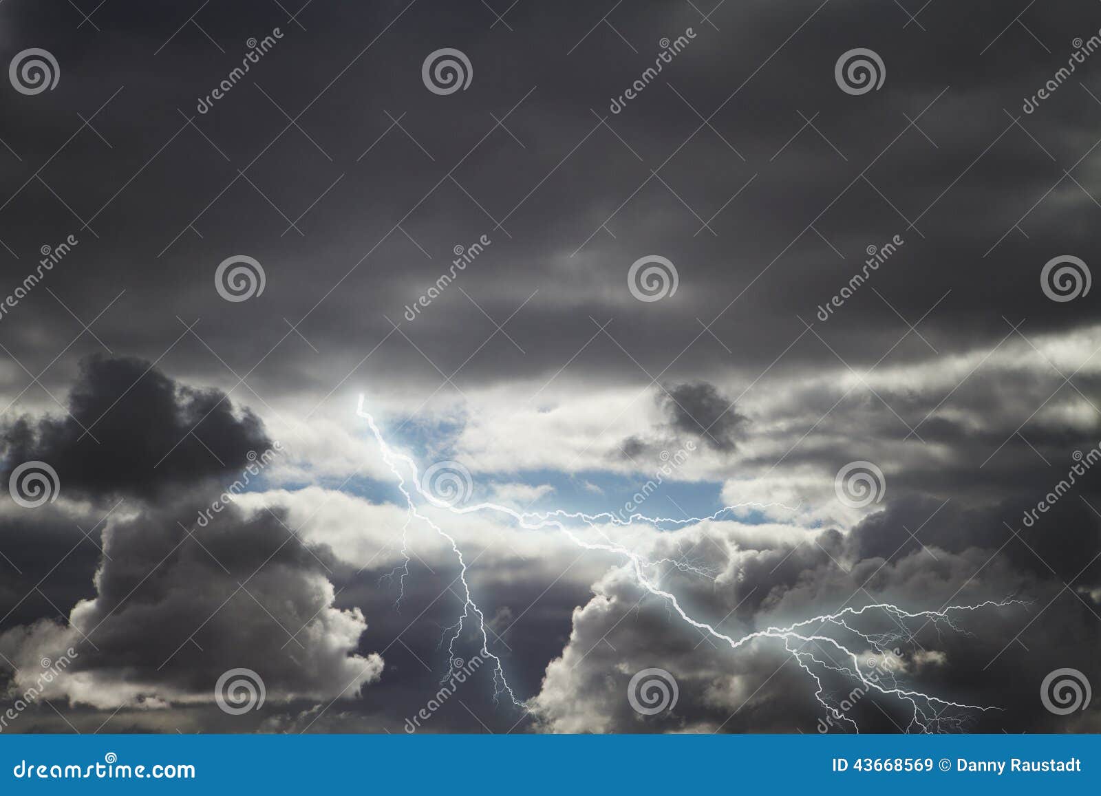 Donkere Onweerswolken Met Bliksem Stock Afbeelding - Image of flits ...